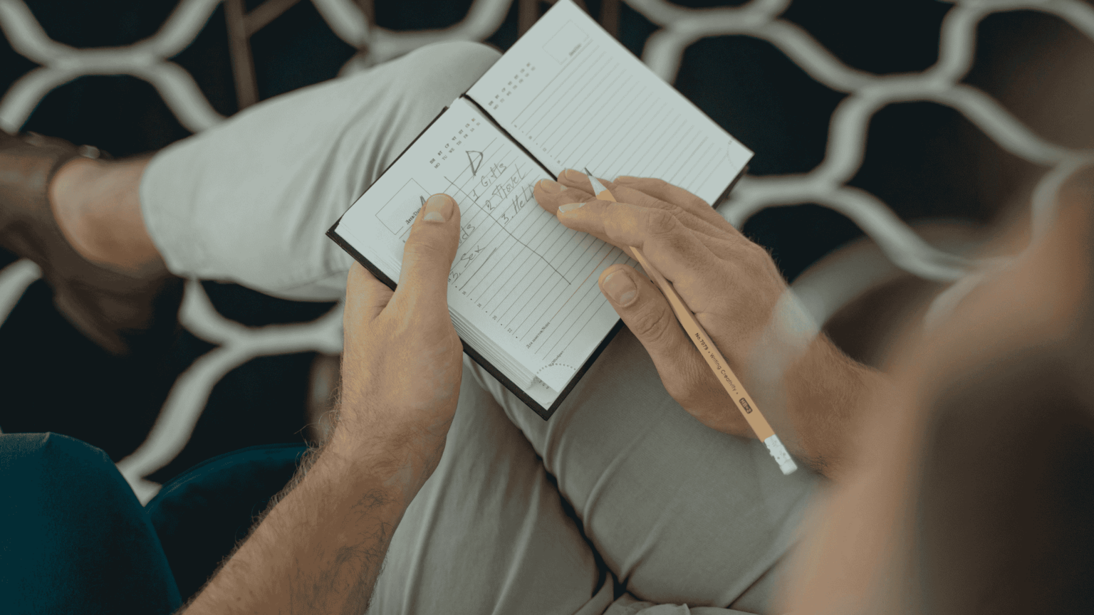 Jenis-Jenis Kata Kerja dan Contoh Penggunaannya - Detak Pustaka